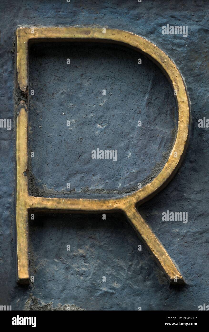Thin gold letter R from the 1920s Stock Photo - Alamy