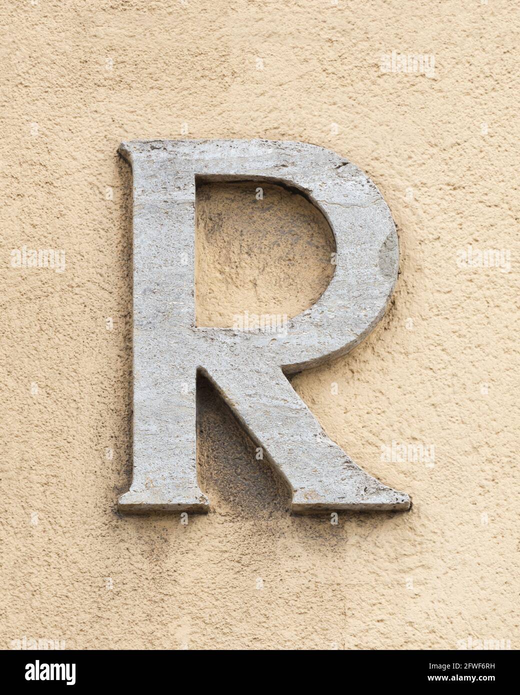 Capital letter R with serifs from the 1930s Stock Photo - Alamy