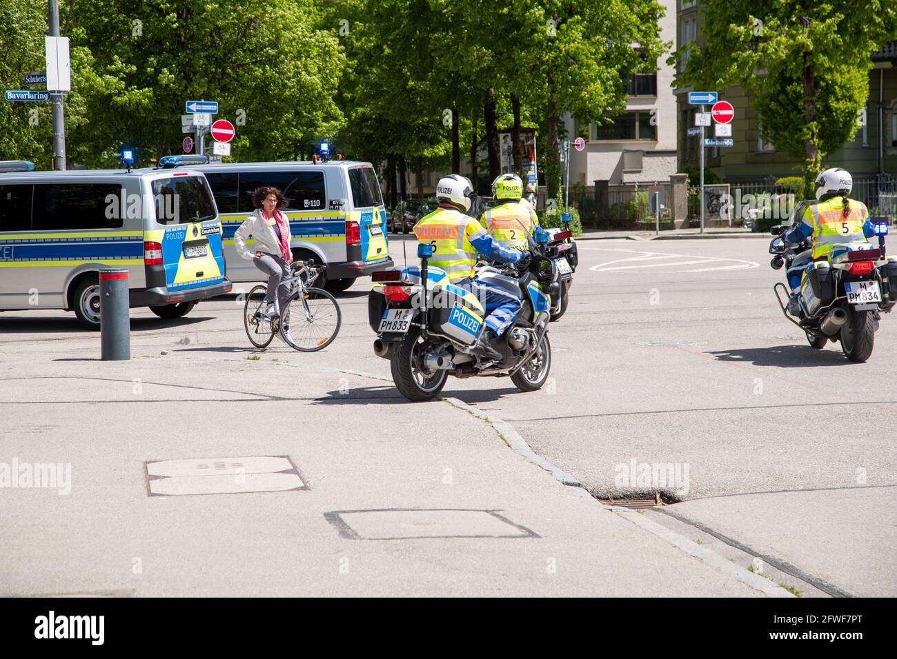 Polizeiwagen mit Blaulicht im Einsatz. -- Police car with bluelight in ...