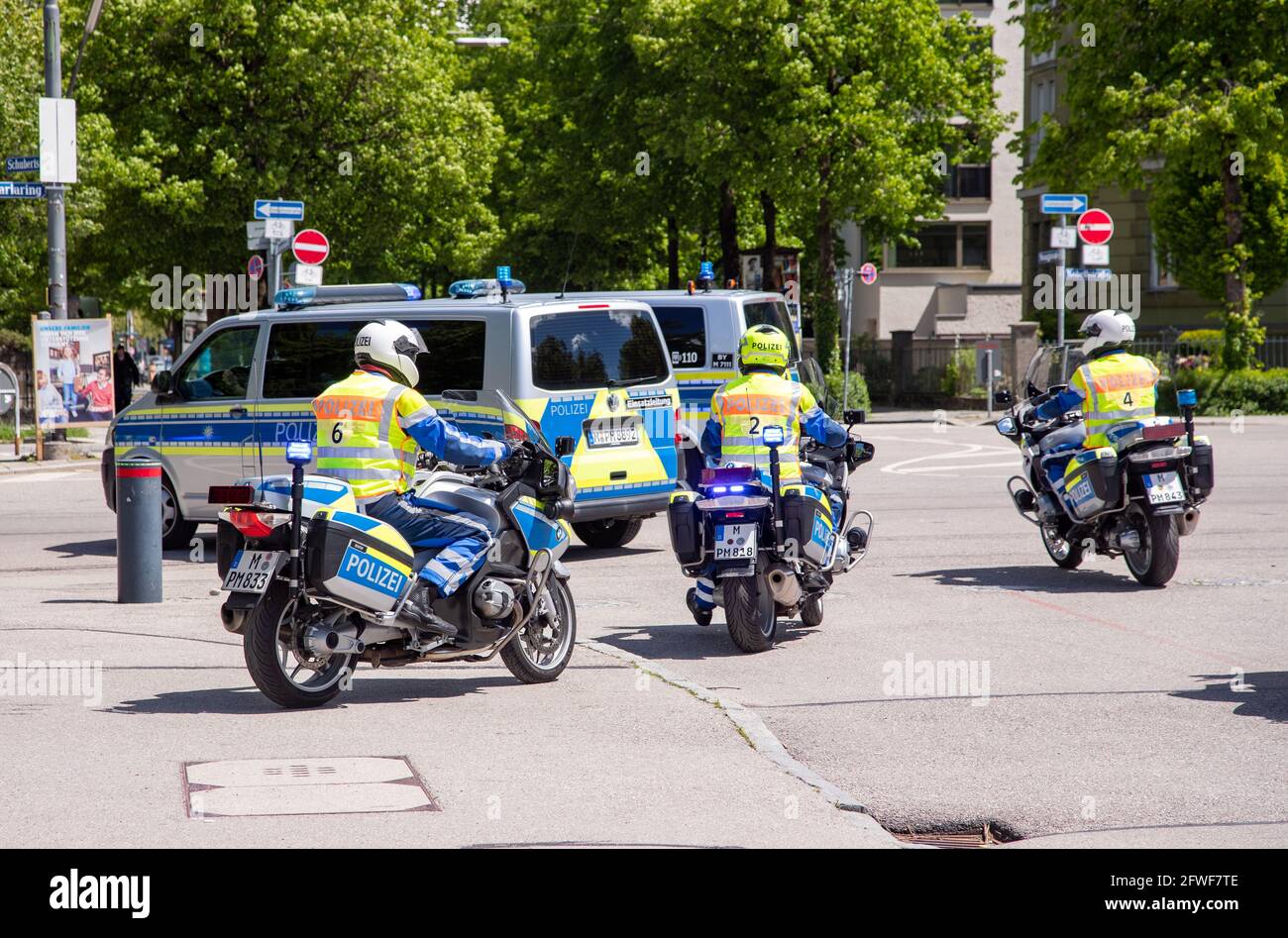Polizeiwagen mit Blaulicht im Einsatz. -- Police car with bluelight in ...