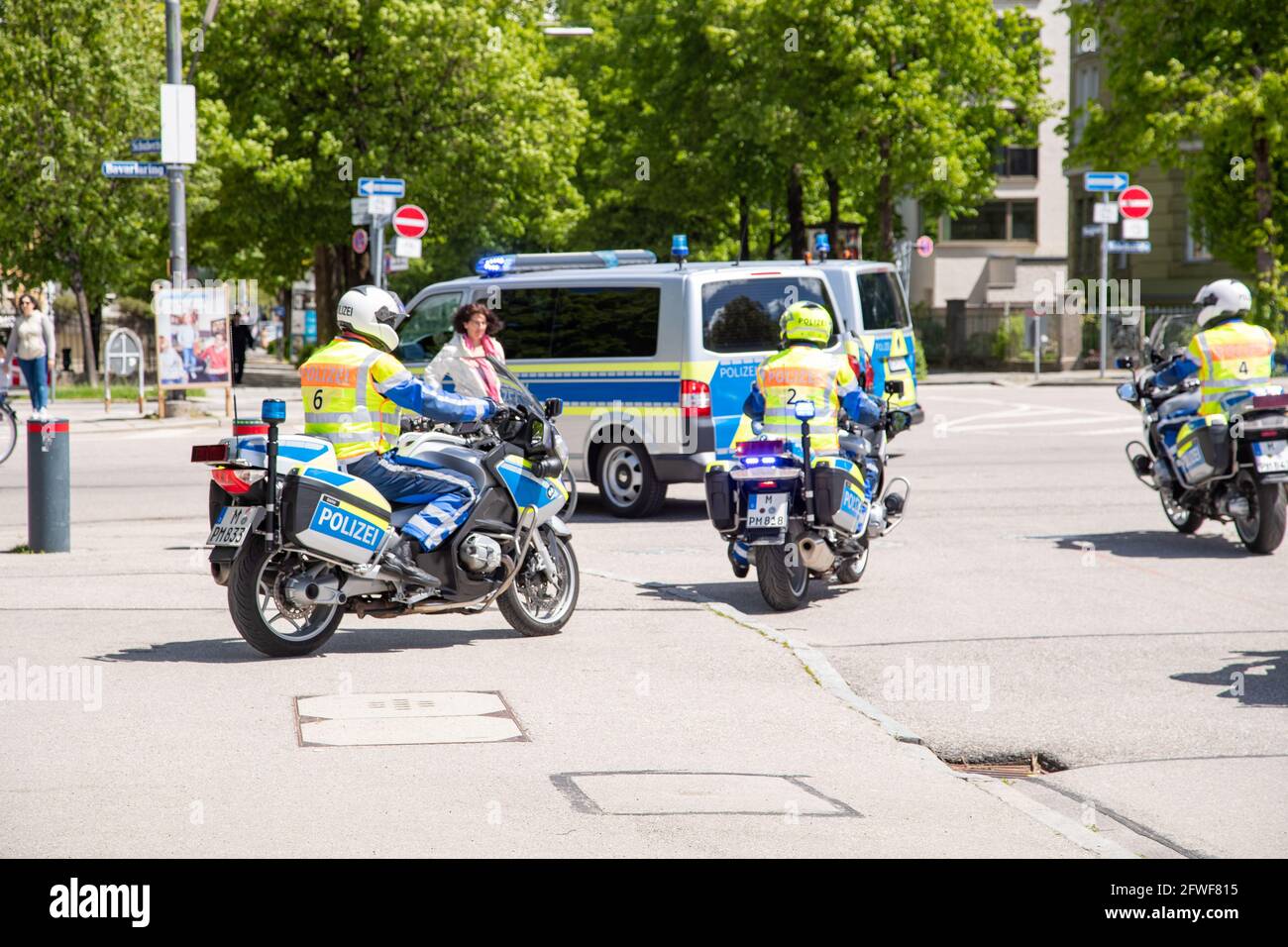 Polizeiwagen mit Blaulicht im Einsatz. -- Police car with bluelight in ...