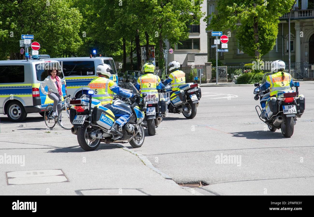 Polizeiwagen mit Blaulicht im Einsatz. -- Police car with bluelight in ...