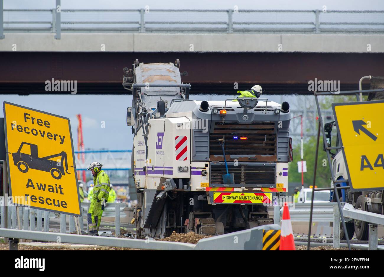 Taplow, Buckinghamshire, UK. 22nd May, 2021. The M4 is closed again ...