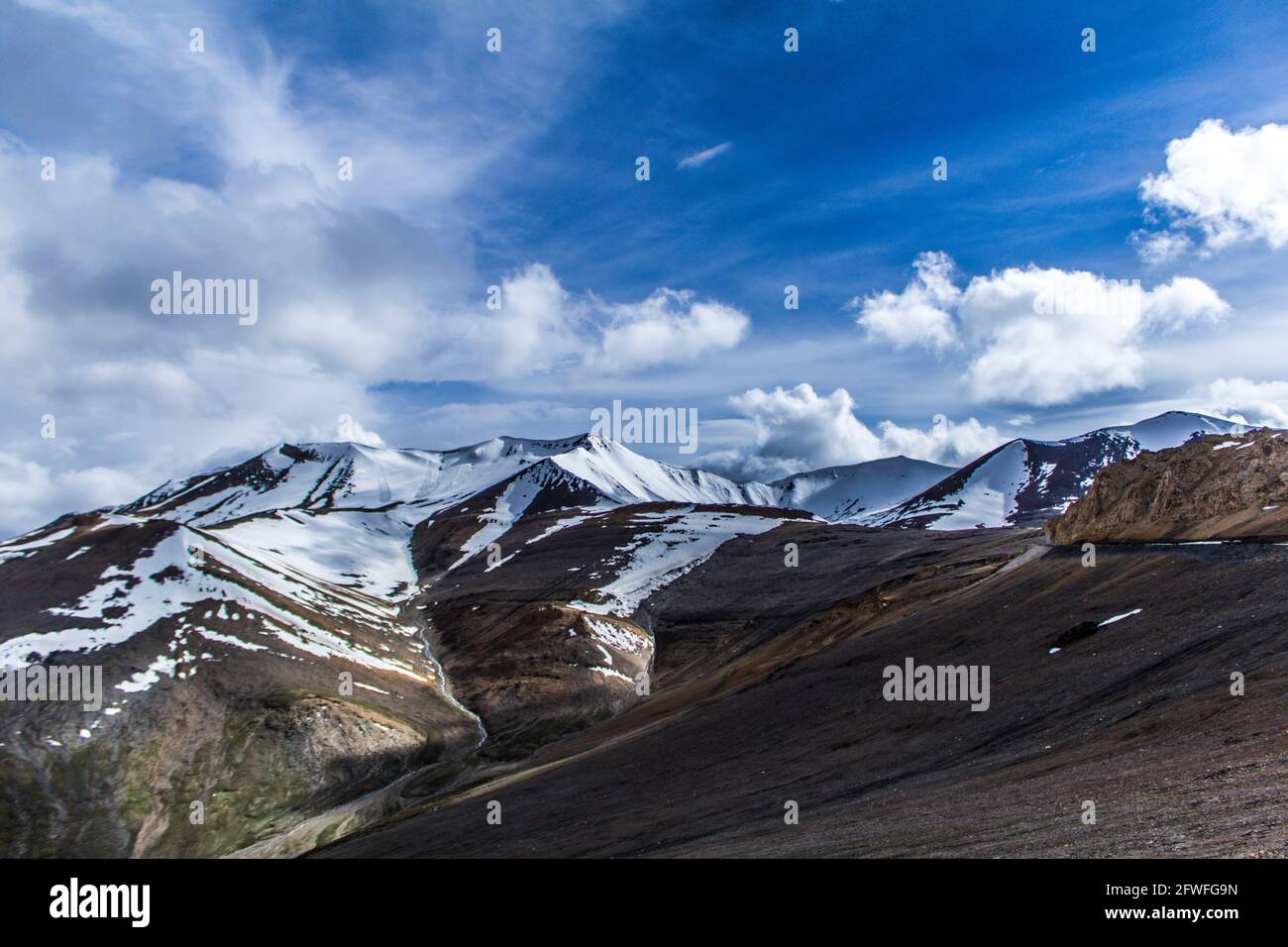 Various views of the Tanglangla pass Stock Photo - Alamy