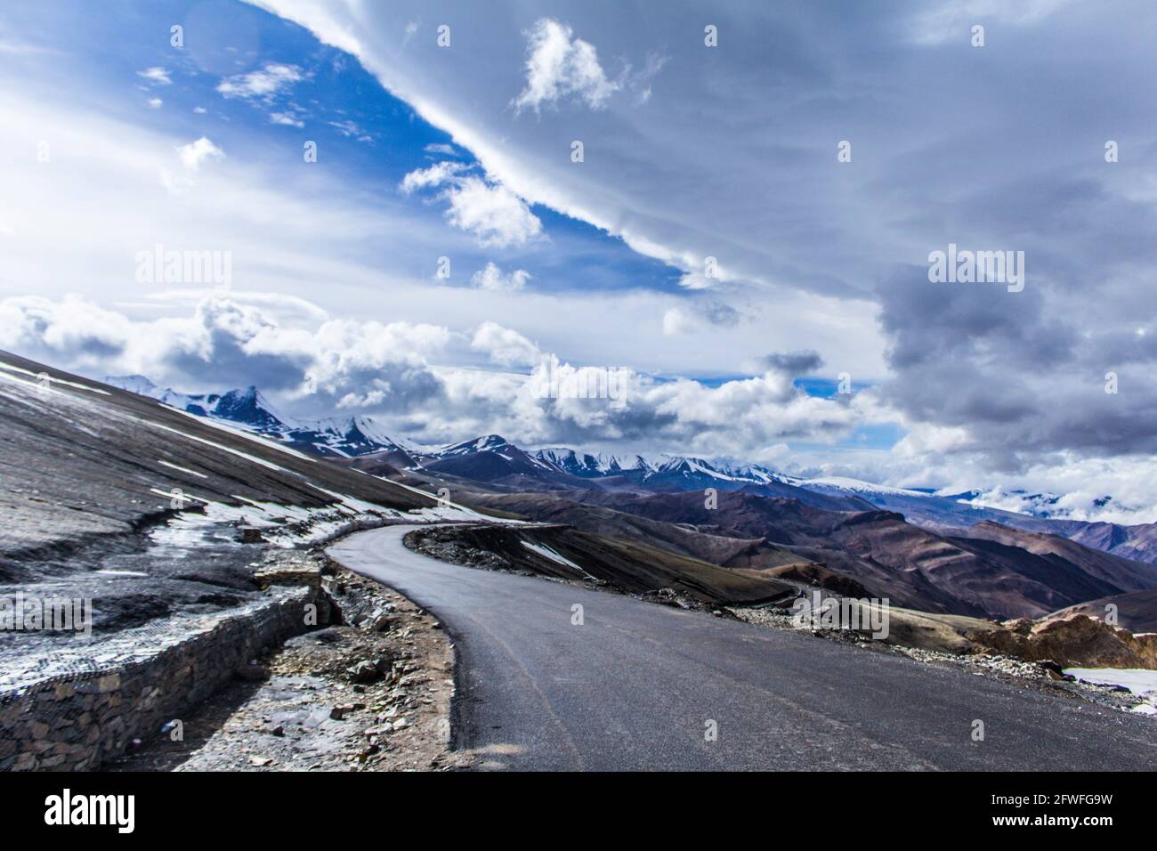 Various views of the Tanglangla pass Stock Photo - Alamy