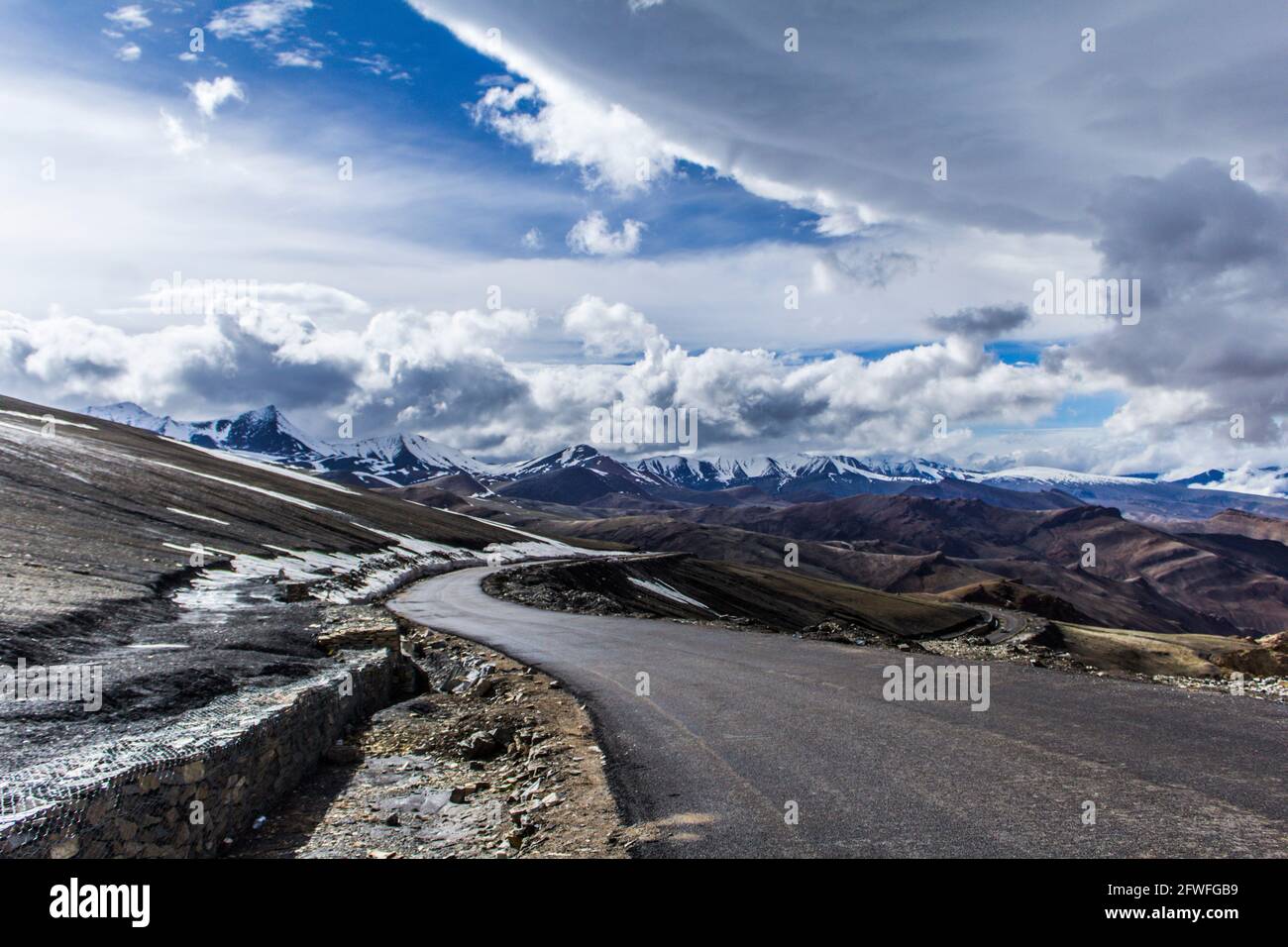 Various views of the Tanglangla pass Stock Photo - Alamy