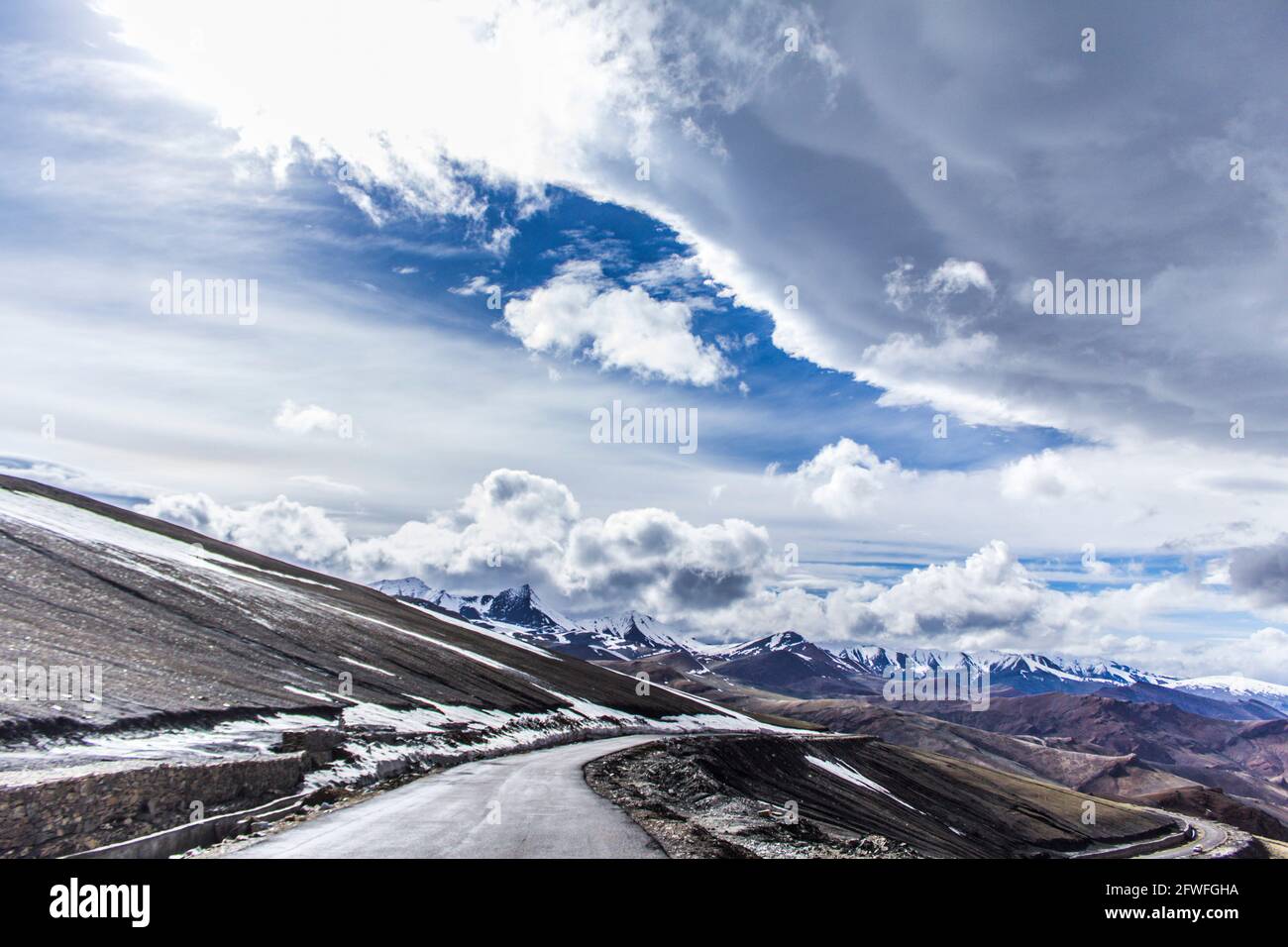 Various views of the Tanglangla pass Stock Photo - Alamy