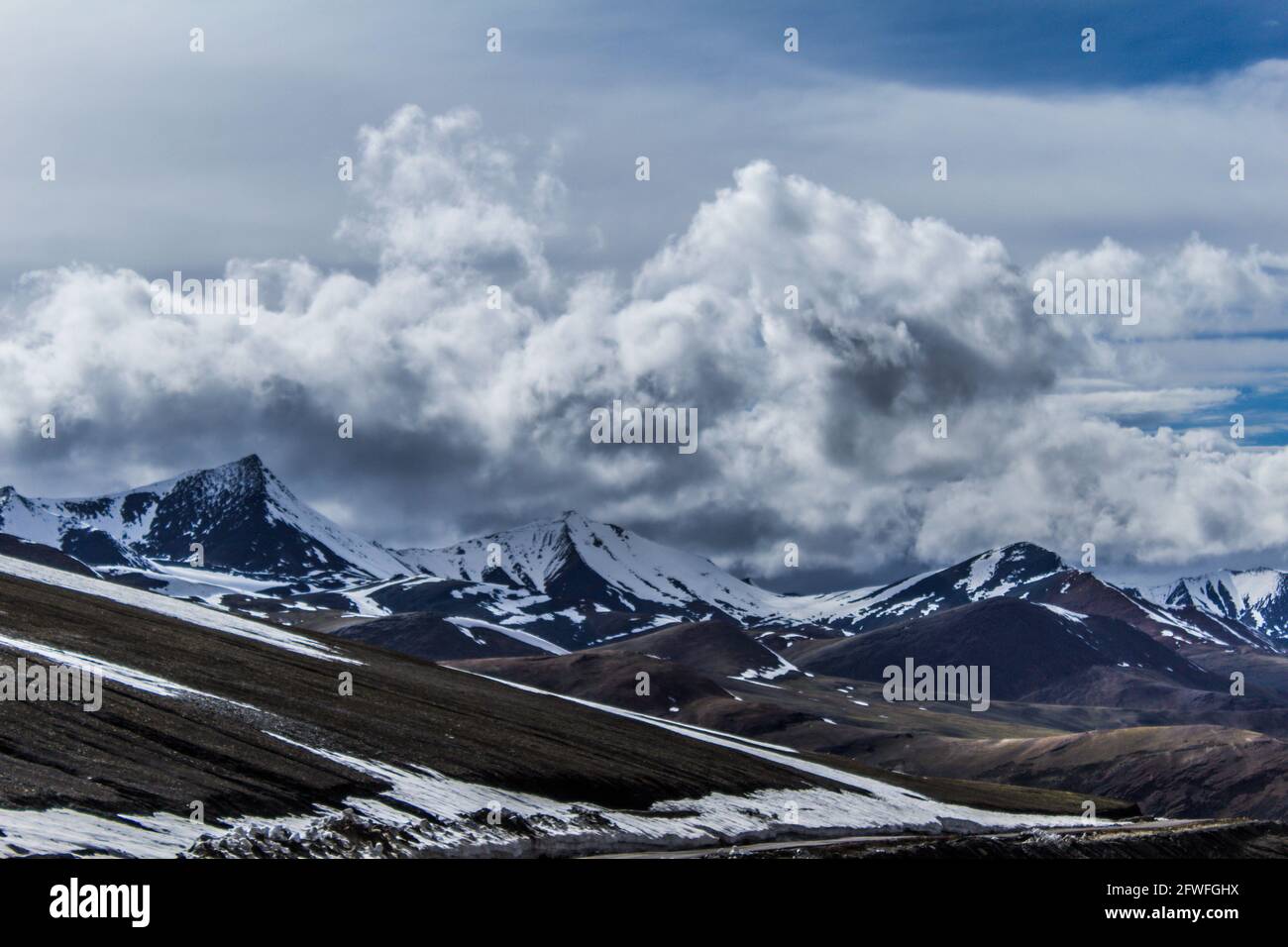 Various views of the Tanglangla pass Stock Photo - Alamy