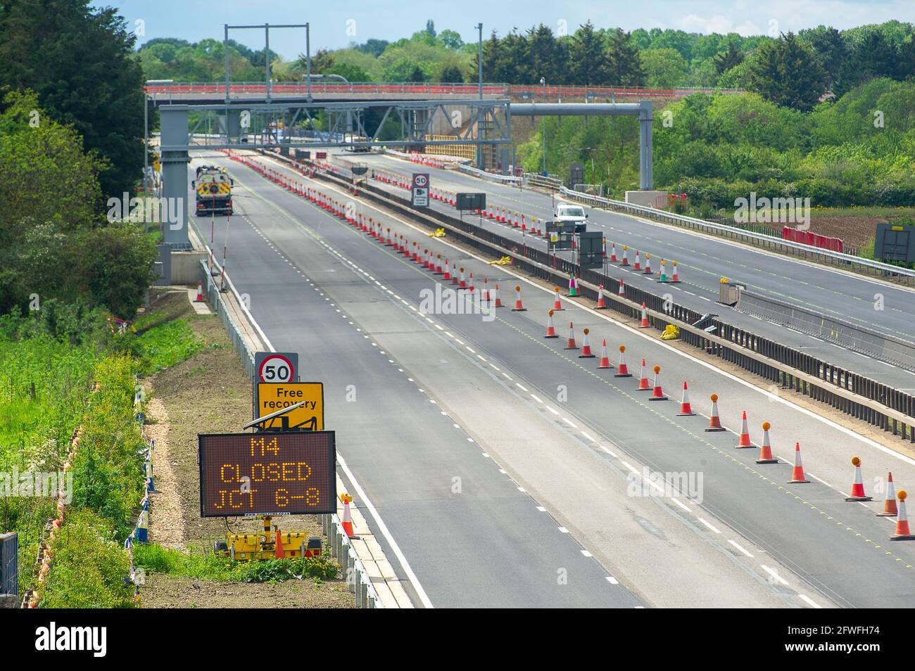 Taplow, Buckinghamshire, UK. 22nd May, 2021. The M4 is closed again ...