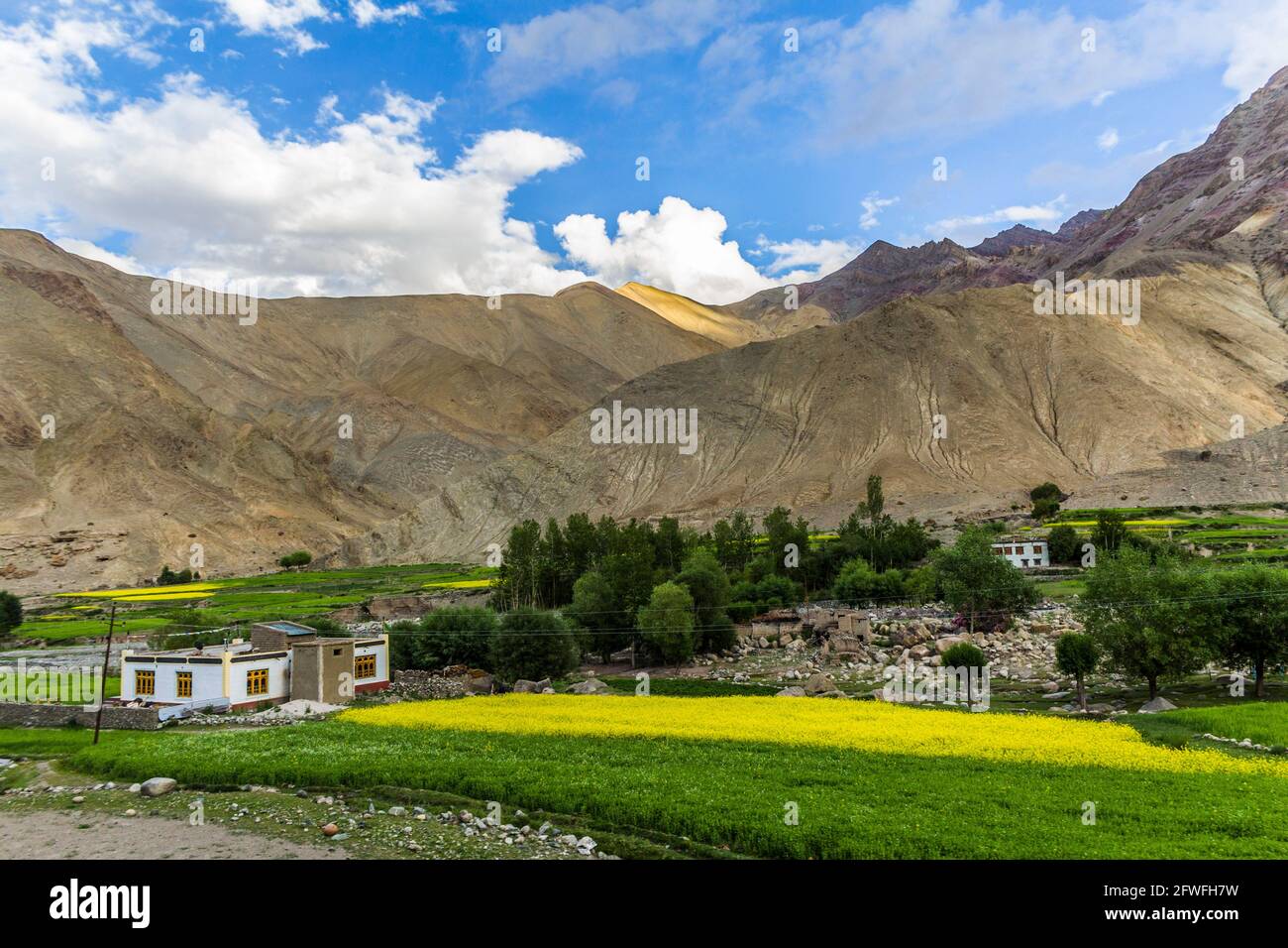 High mountain himalayas leh manali highway hi-res stock photography and ...