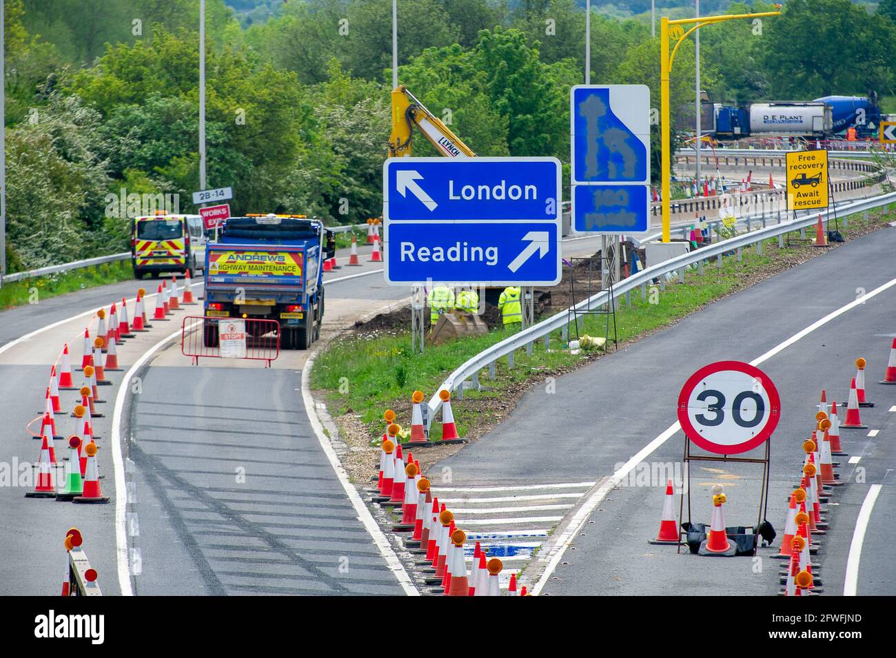 Slough, Berkshire, UK. 22nd, May 2021. The M4 is closed again this ...