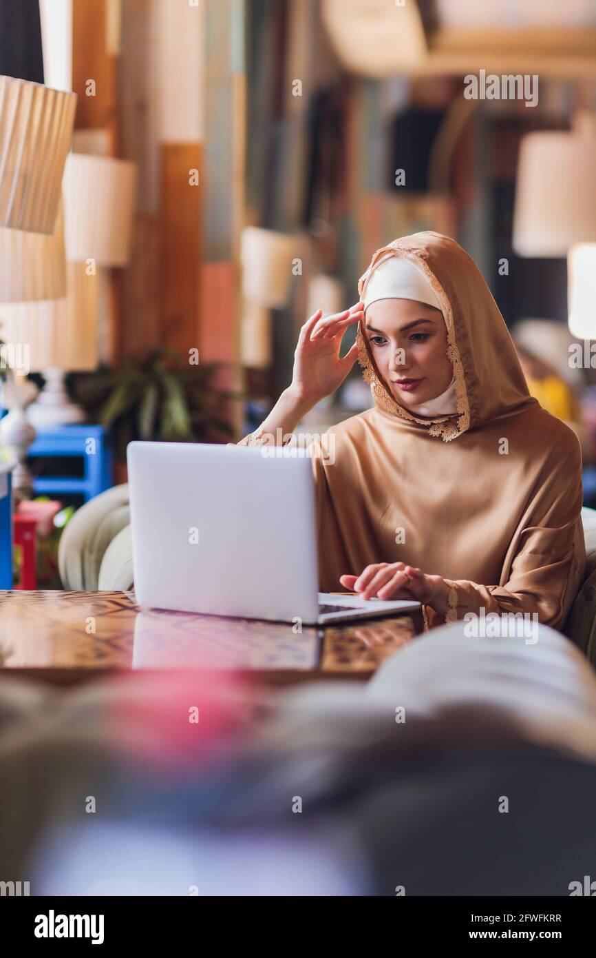Beautiful Arabic business woman working on computer Stock Photo - Alamy