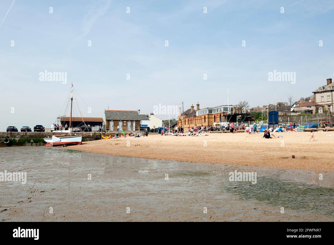 Leigh on sea beach hi-res stock photography and images - Alamy