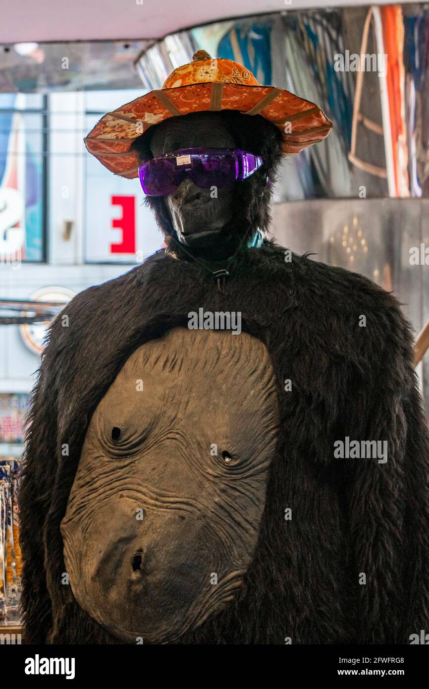Bangkok Thailand 22. Mai 2018 Cool monkey gorilla mannequin in a sales ...