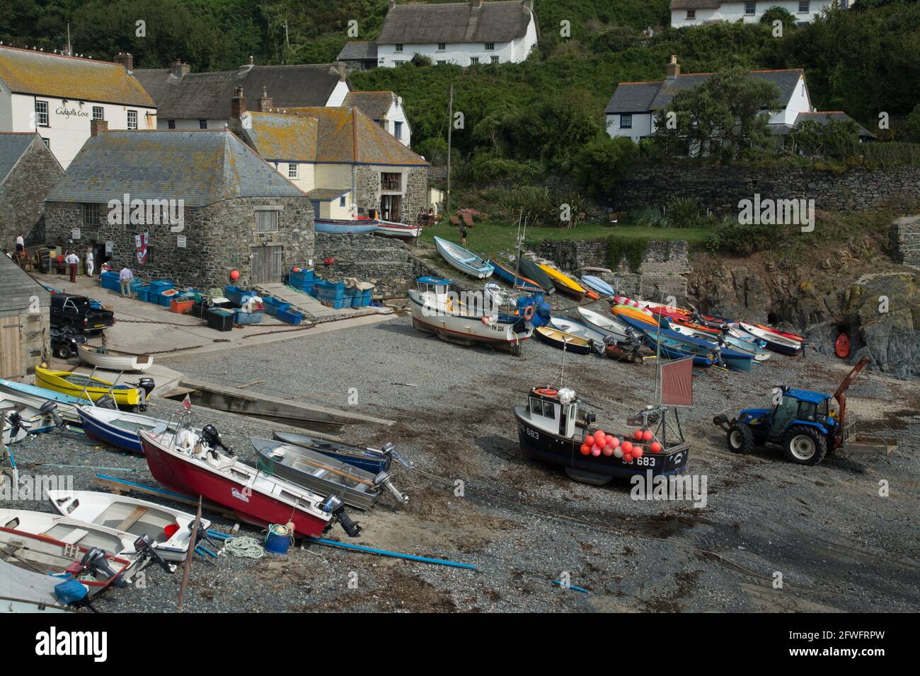 Cadgwith cove fishing village lizard hi-res stock photography and ...