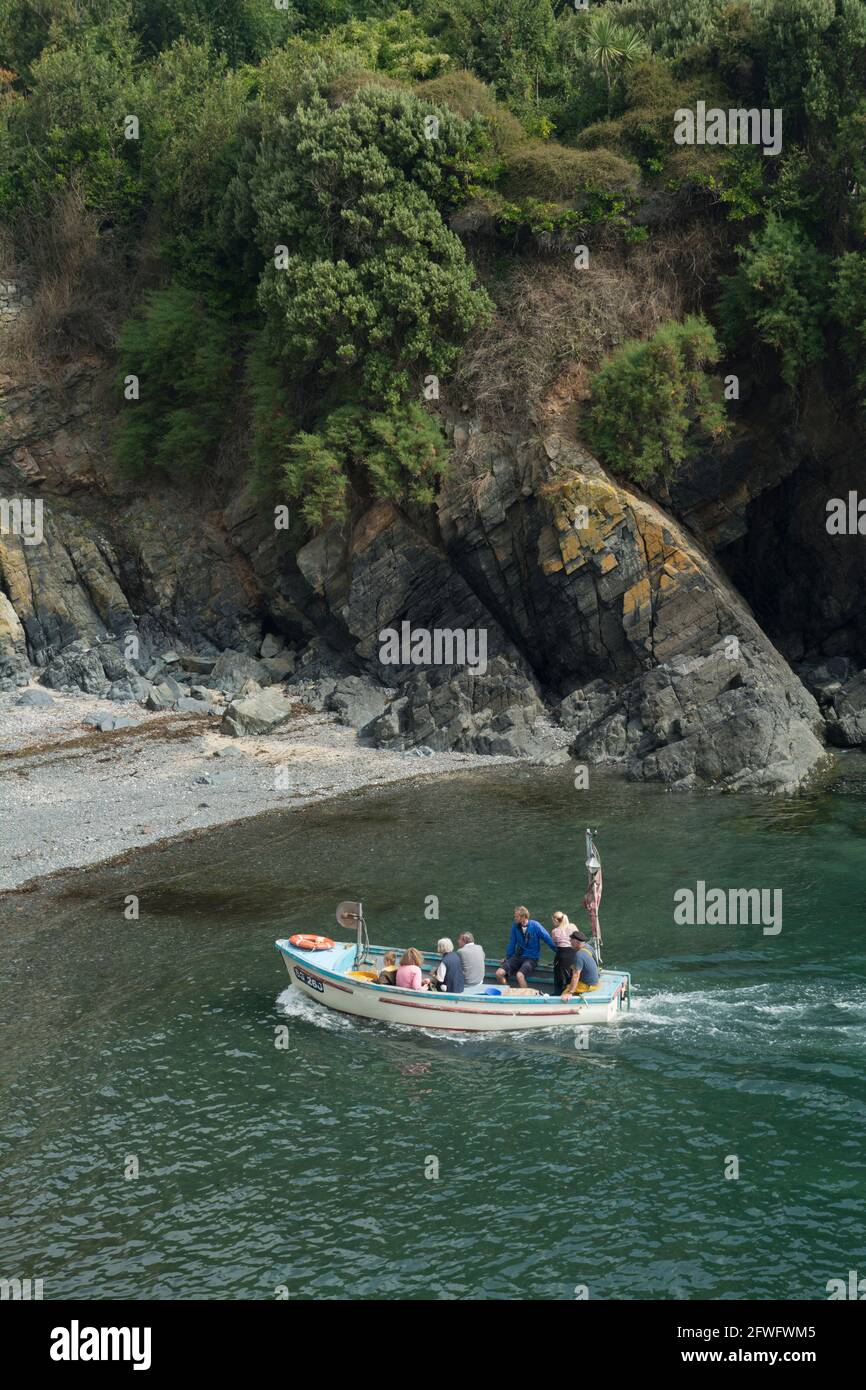 Cadgwith beach and boats hi-res stock photography and images - Alamy