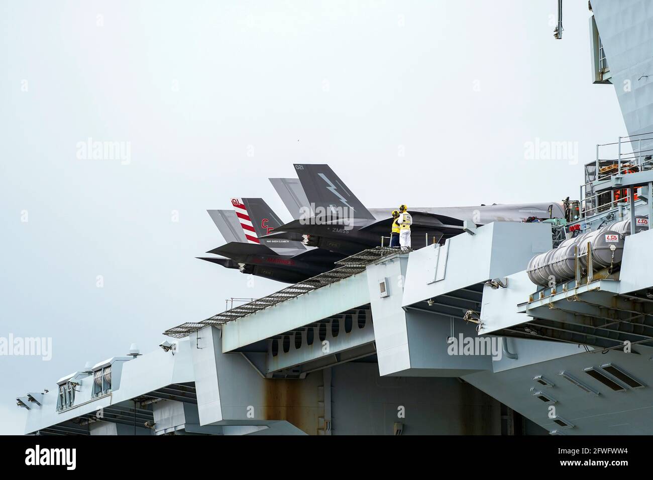 Flight deck staff hi-res stock photography and images - Alamy