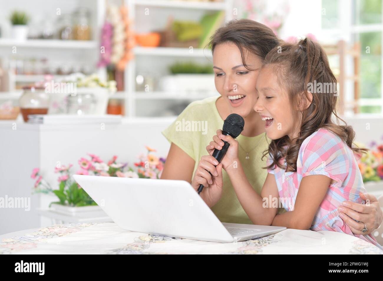 Mother daughter singing table hi-res stock photography and images - Alamy