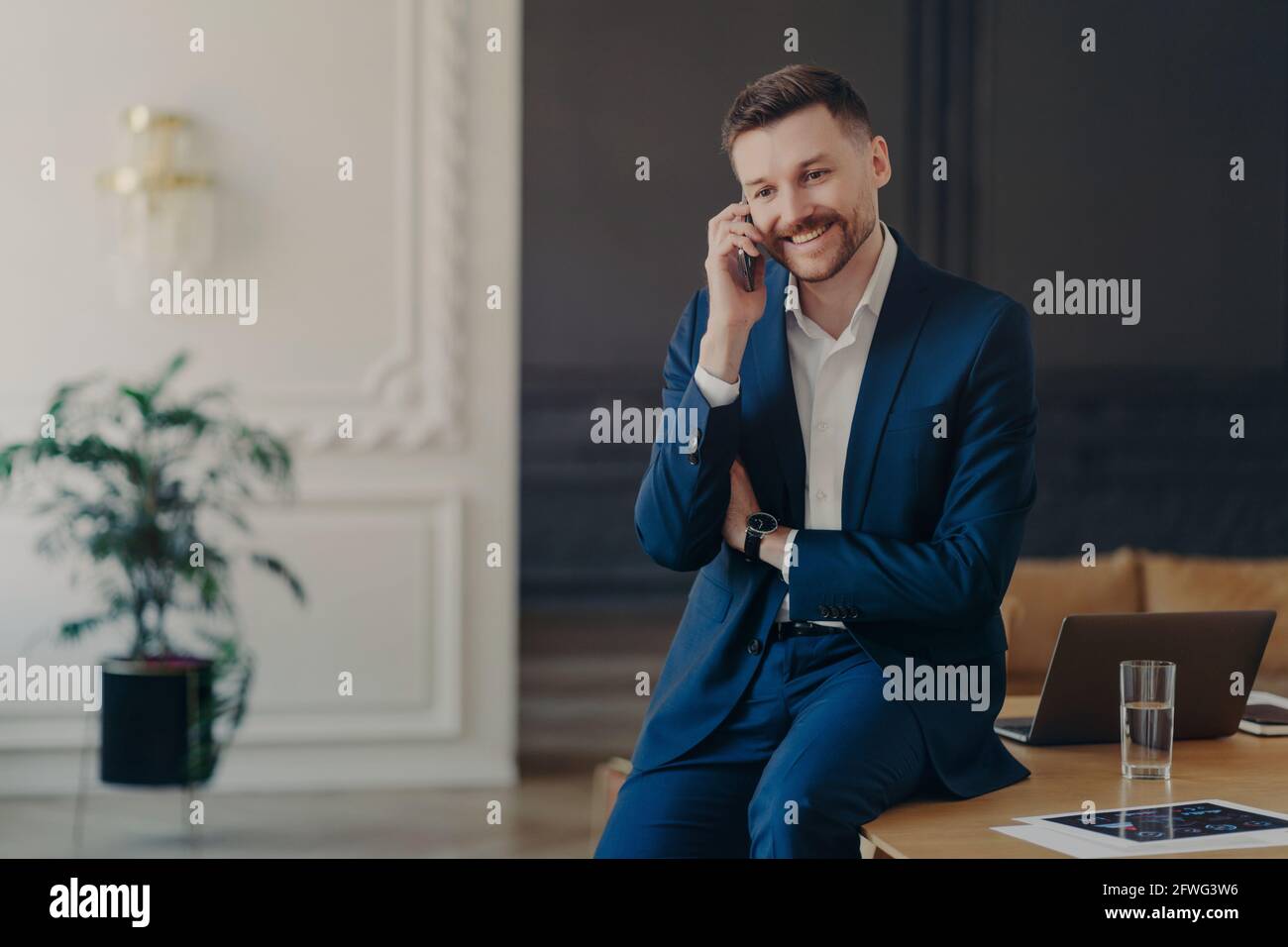 Office sitting talking table hi-res stock photography and images - Alamy