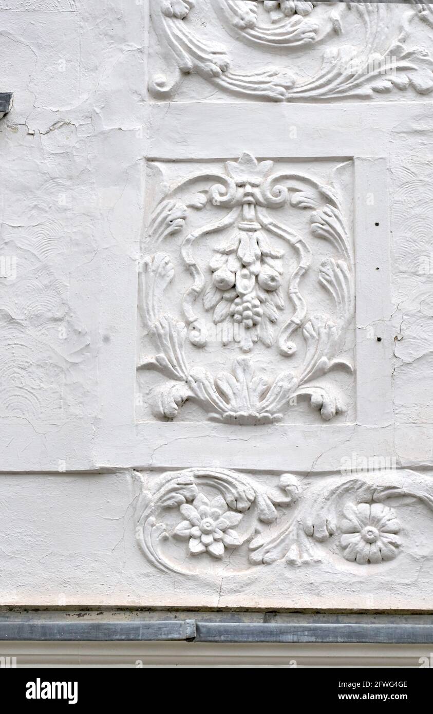 Deocorative plasterwork on old pub in hertford hi-res stock photography ...
