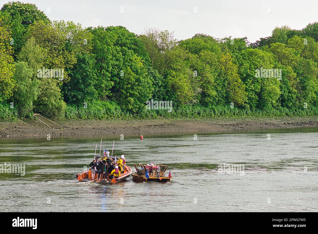 London, UK. 22nd May, 2021. Chiswick Lifeboat Rescues Drifting Wedding ...