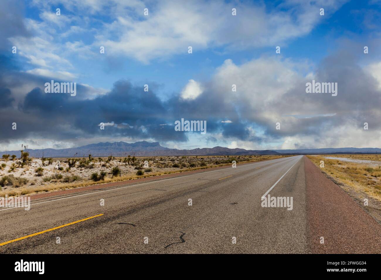 Empty desert road mountains hi-res stock photography and images - Alamy