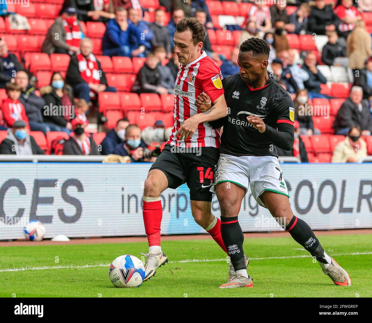 Josh Scowen #14 of Sunderland under pressure from Tayo Edun #7 of ...