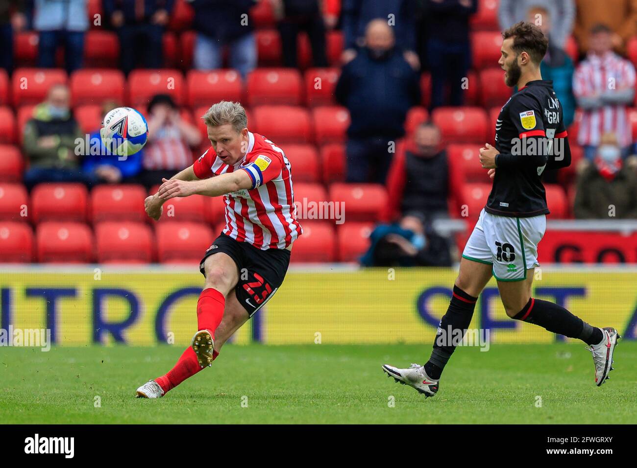 Grant Leadbitter #23 of Sunderland plays a long ball upfield Stock ...