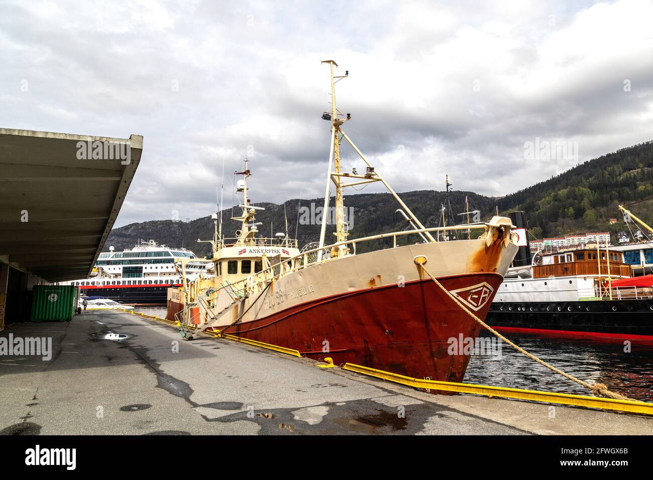 Gul og rod hi-res stock photography and images - Alamy