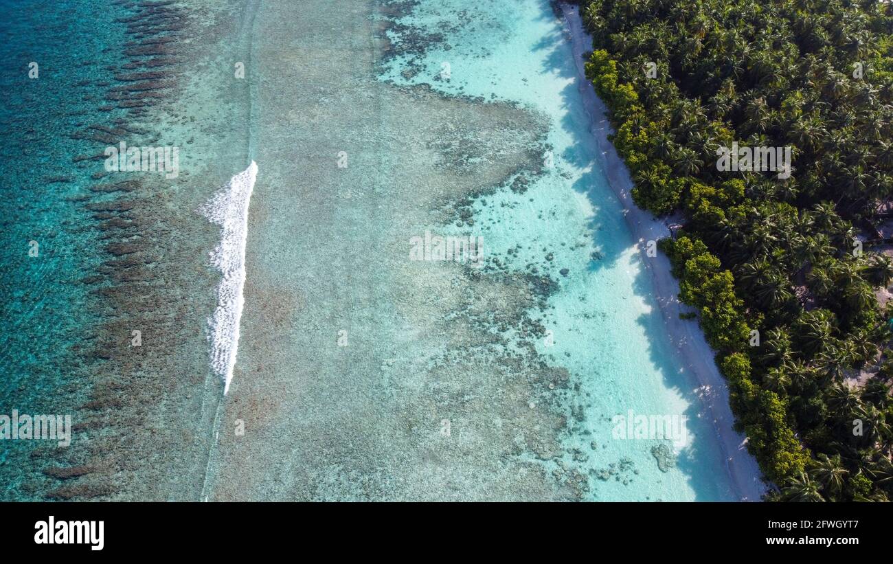 Maldives resort island drone aerial view, Indian ocean atoll nature ...