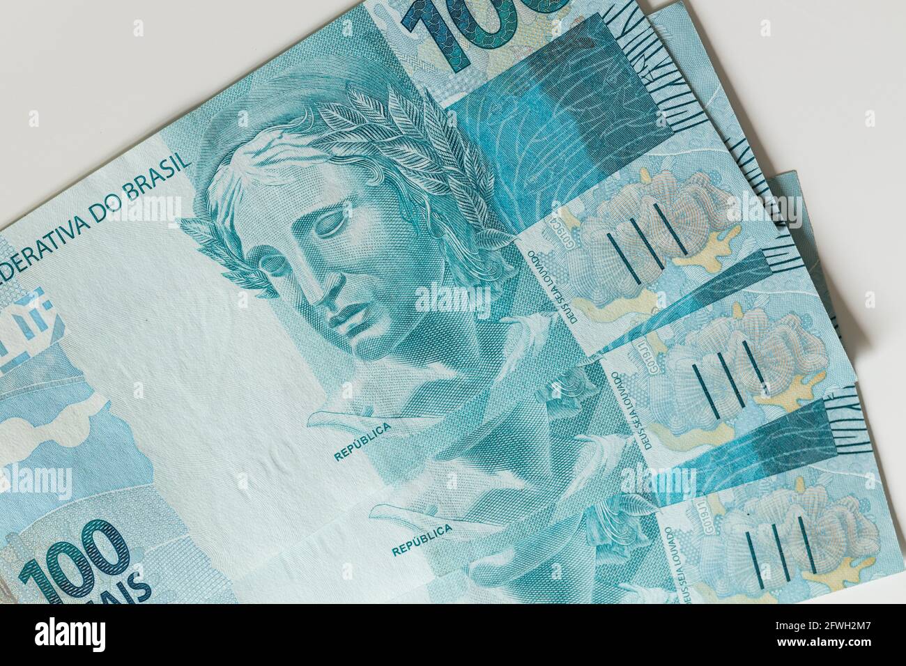 Brazil money, 100 Reais banknotes, Close up Stock Photo - Alamy