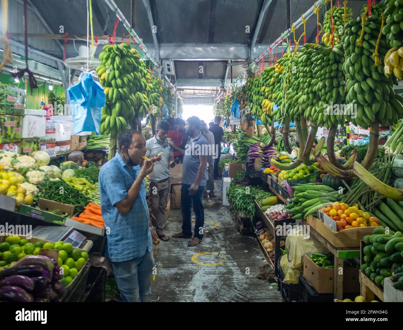 Male shopping maldives hi-res stock photography and images - Alamy