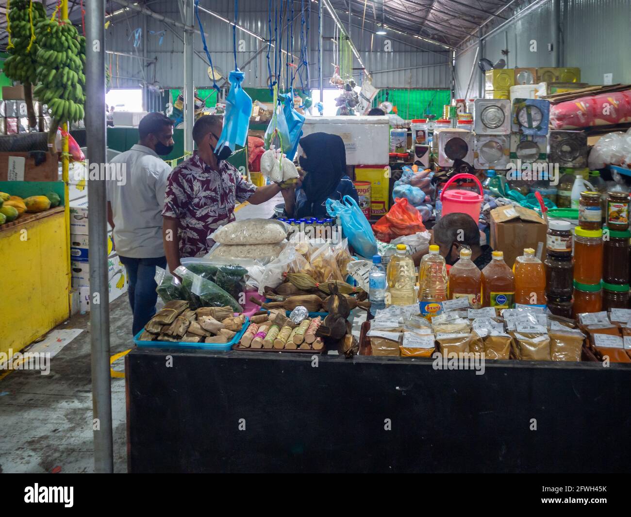 Male shopping maldives hi-res stock photography and images - Alamy
