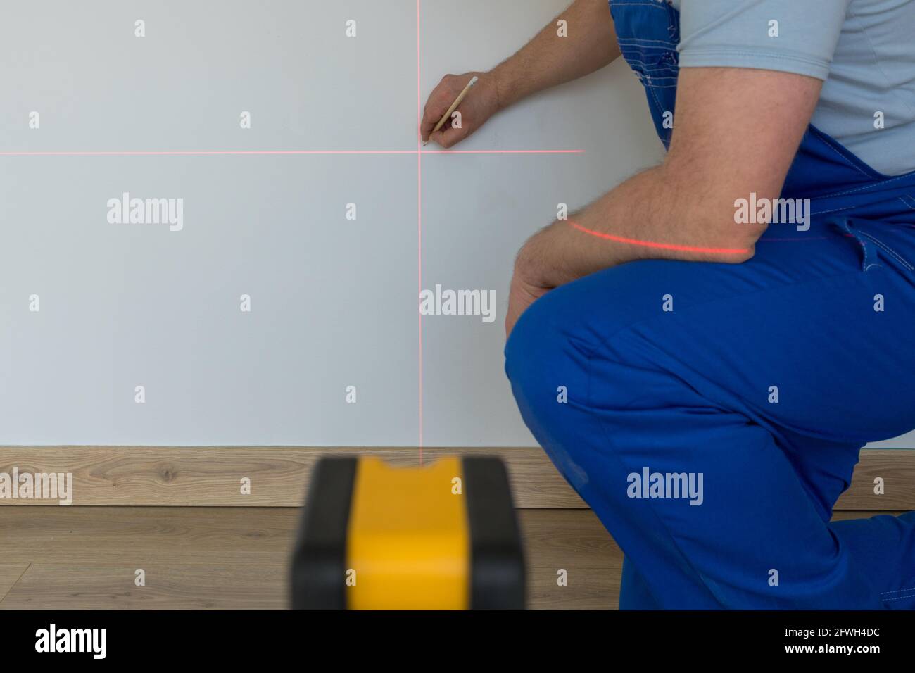 expert mark a point on the wall with an electronic laser Stock Photo ...