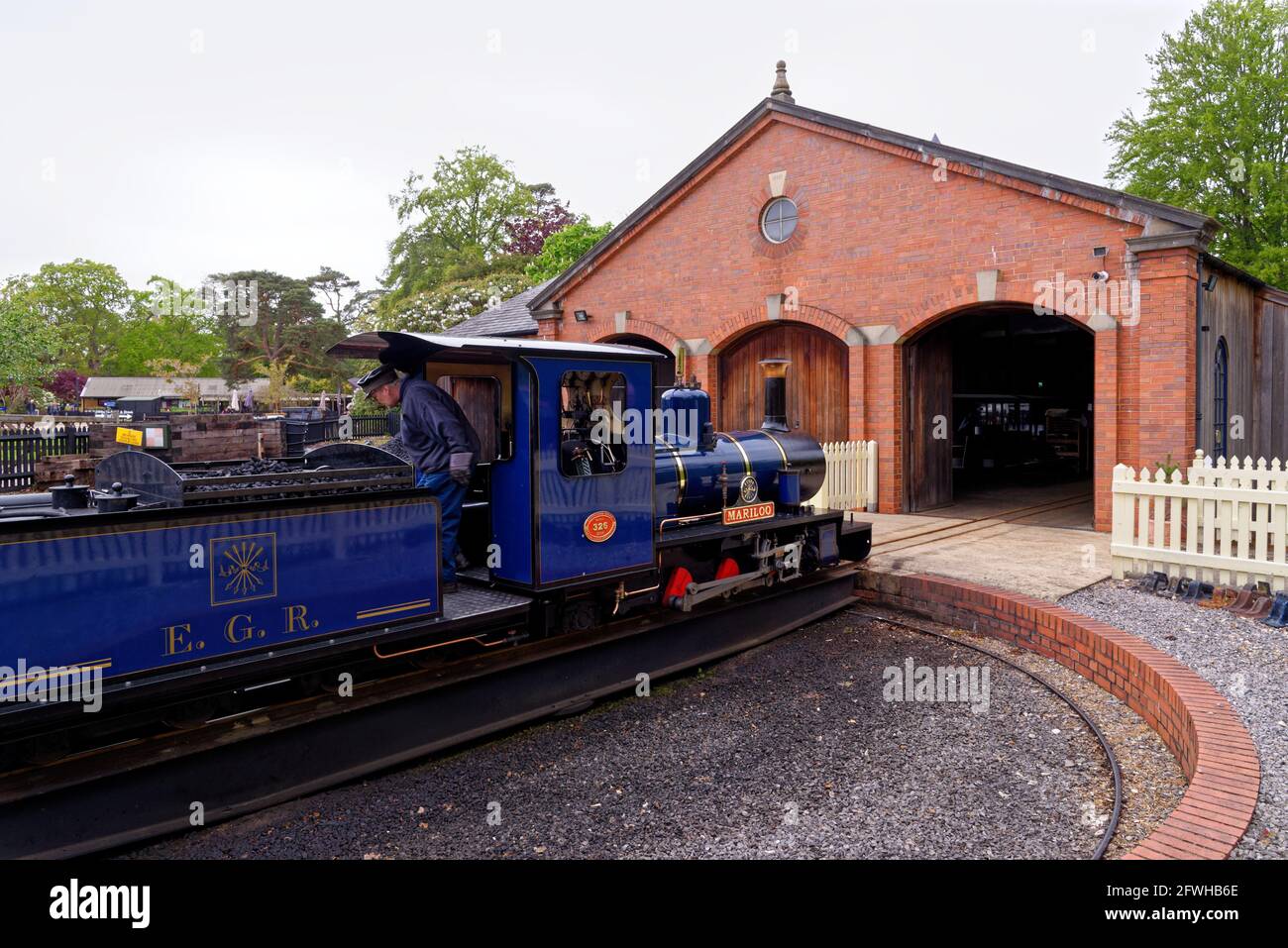 Railway turntable for steam engines - Miniature steam train at Exbury ...