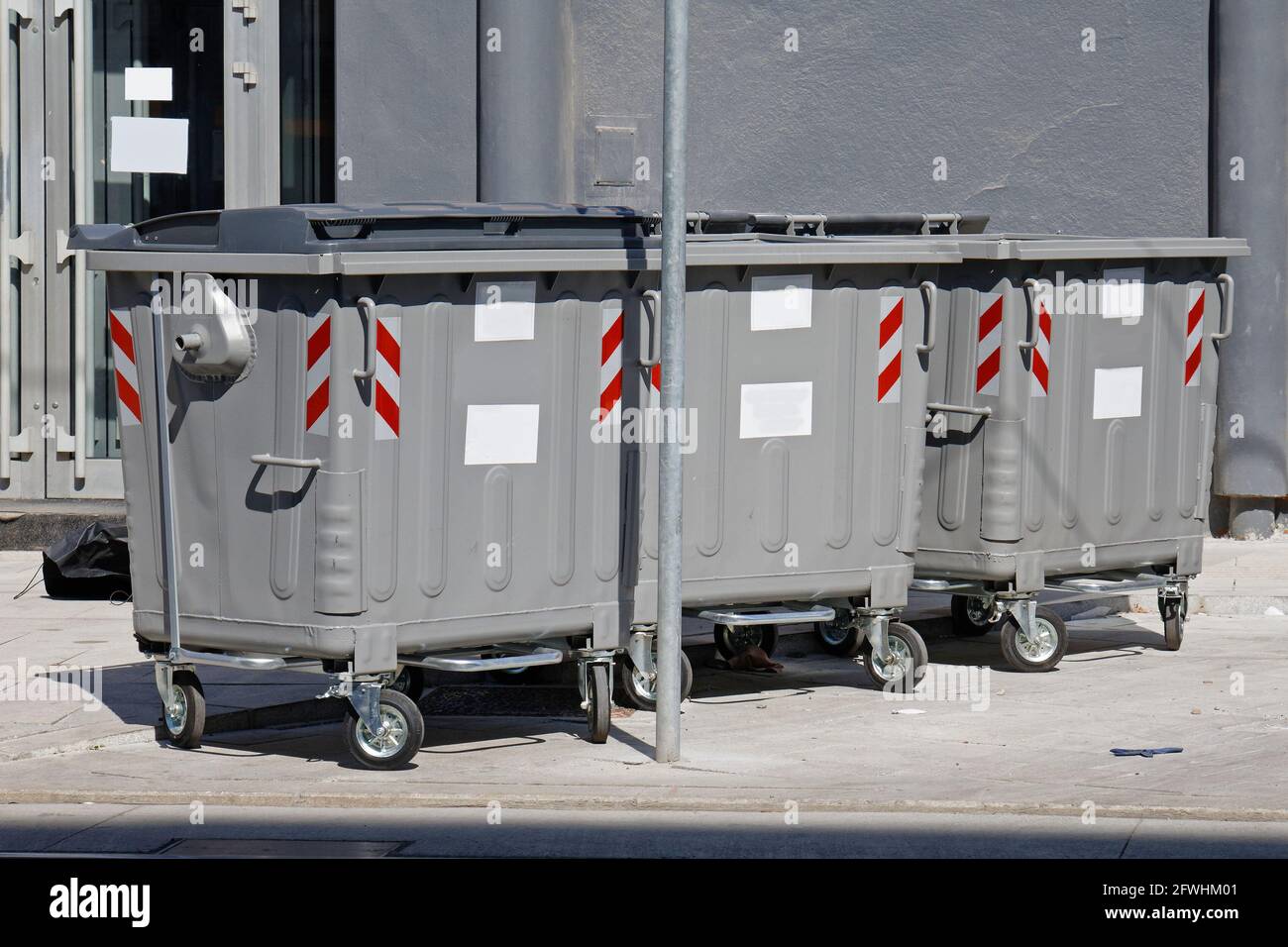 Metal garbage container closed hi-res stock photography and images - Alamy