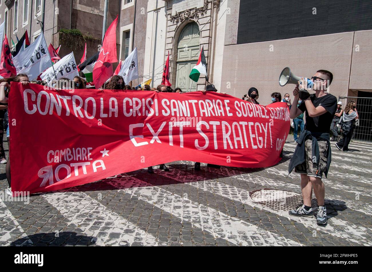 Thousands of people demonstrated in Rome against the Global Health ...