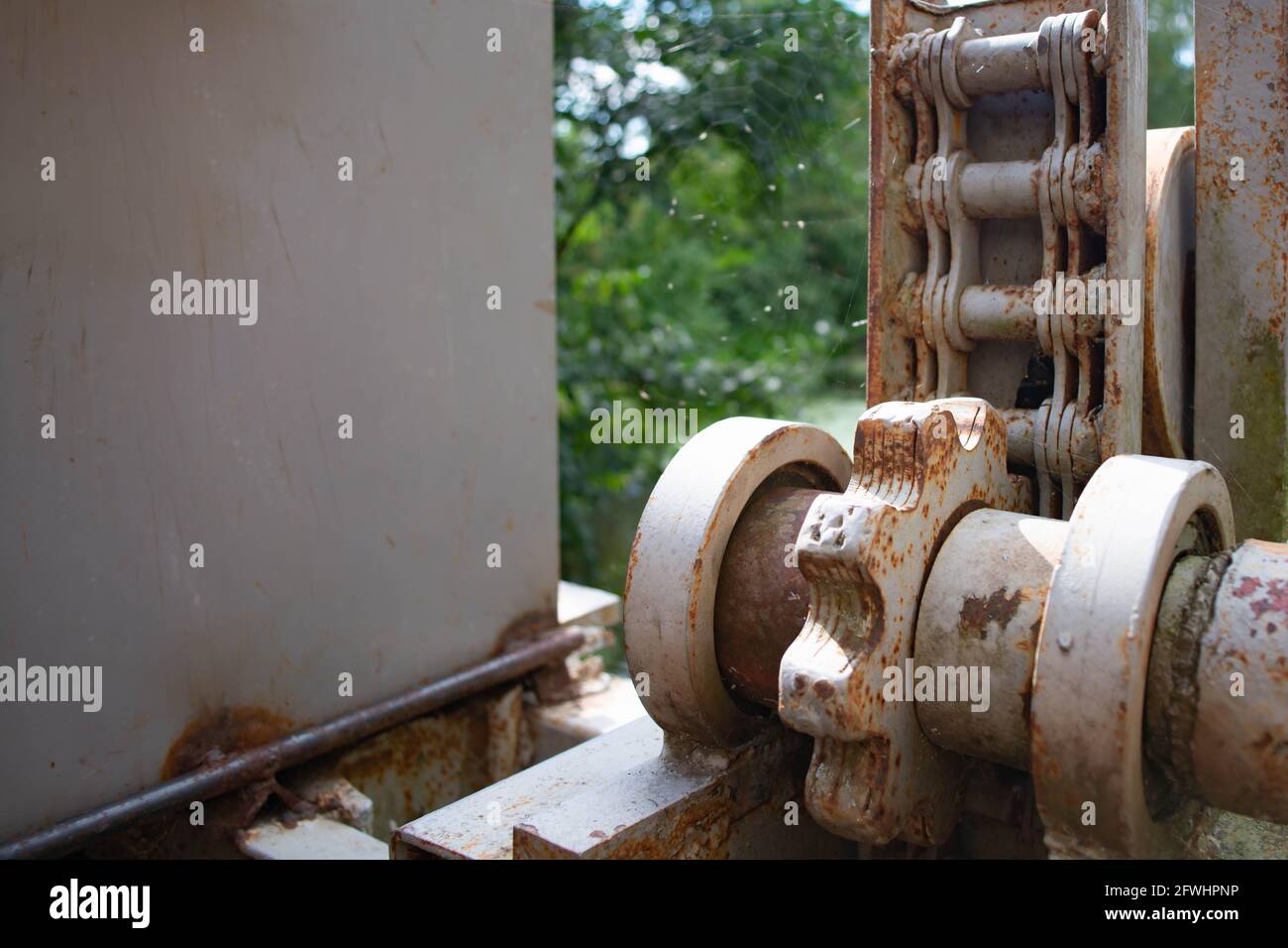 A mechanism made of gears and chains. There is space on the records ...