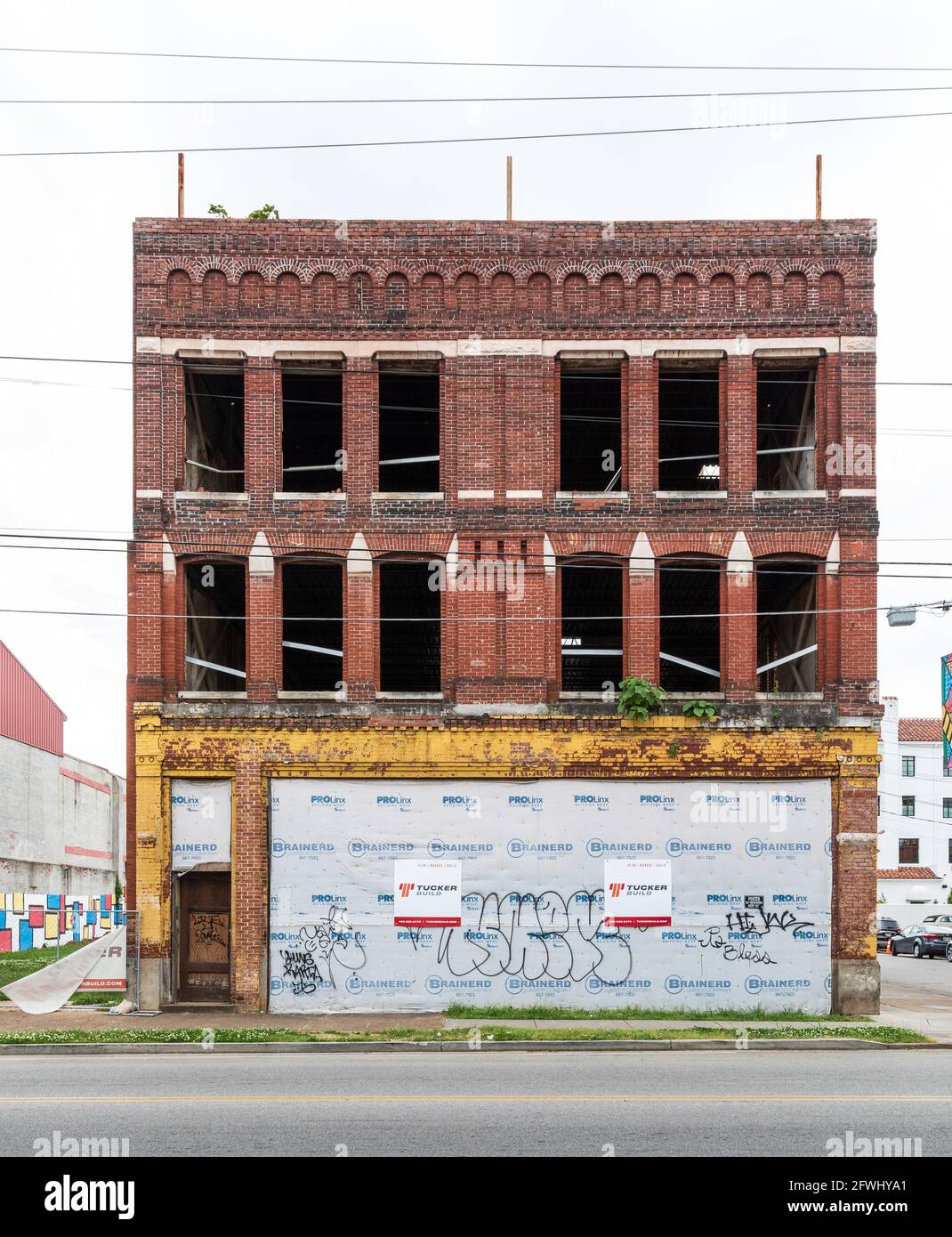 CHATTANOOGA, TN, USA-9 MAY 2021: Front view of gutted brick 3 story ...