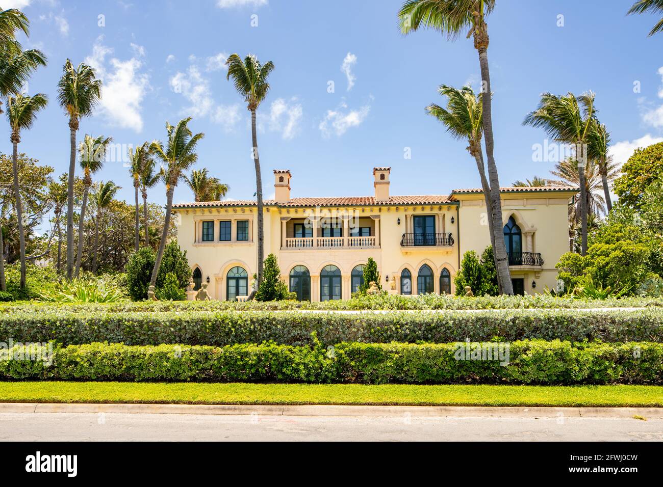 Rich family house america hi-res stock photography and images - Alamy
