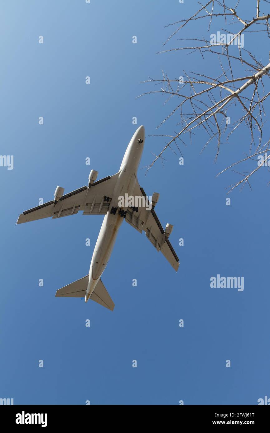 Airliner flying overhead hi-res stock photography and images - Alamy