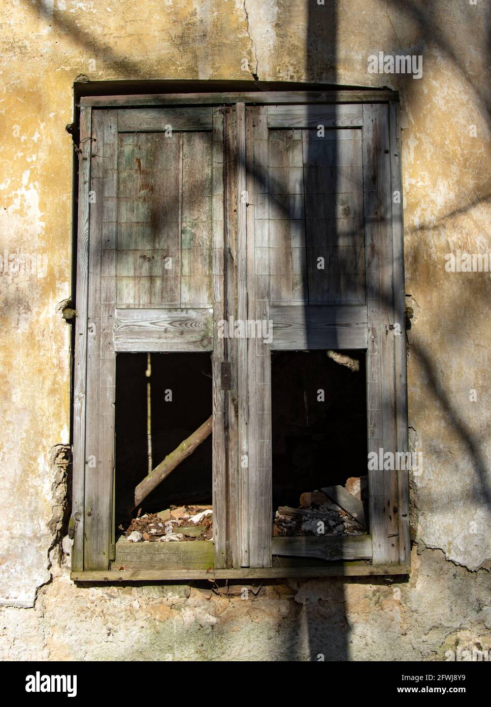Broken shutters hi-res stock photography and images - Alamy