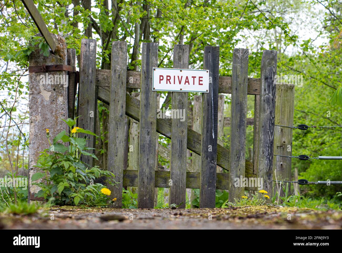 Keep out sign on door hi-res stock photography and images - Alamy