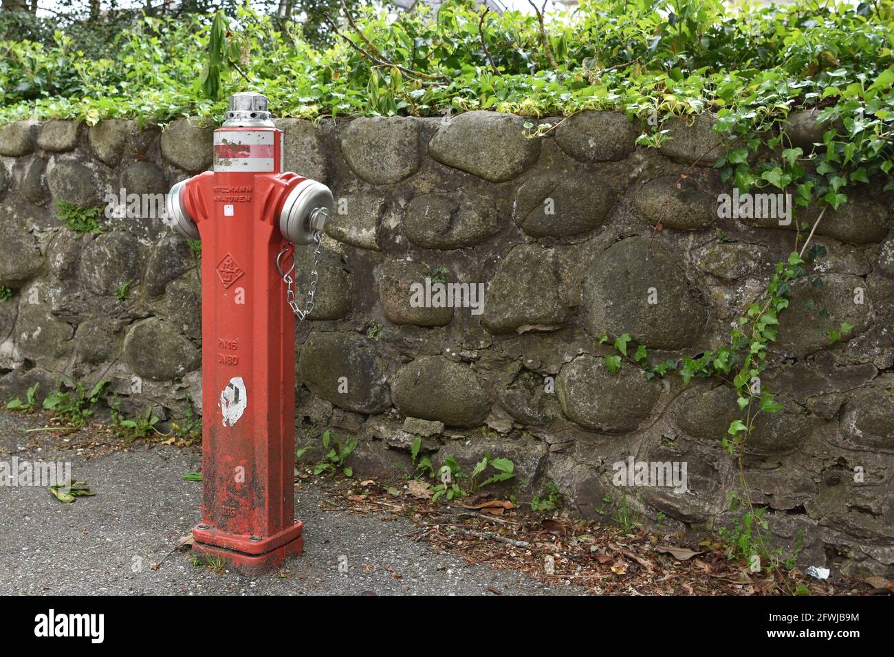 Water hydrant in red color Stock Photo - Alamy