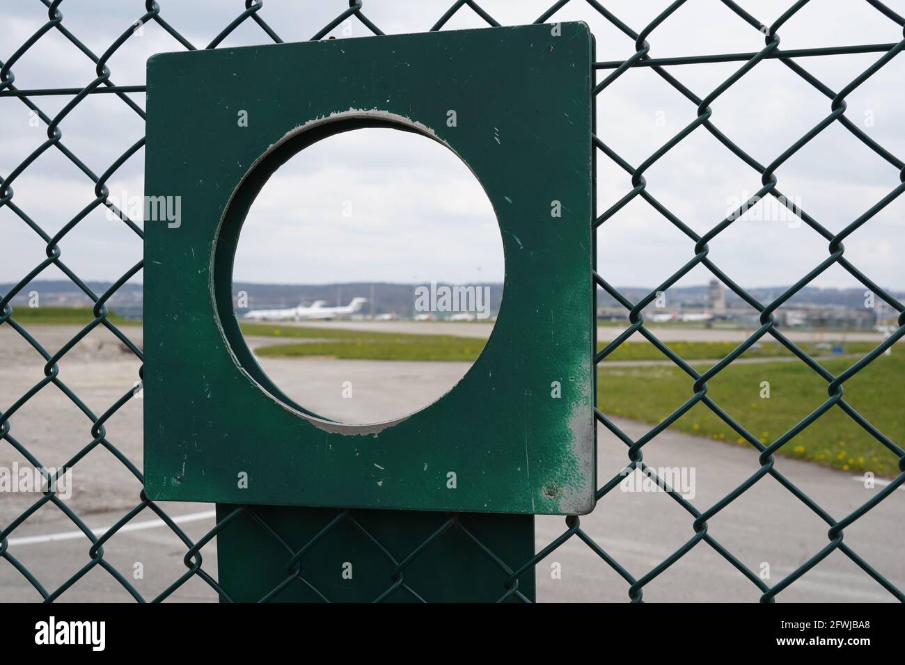 Hole in chain link fence hi-res stock photography and images - Alamy