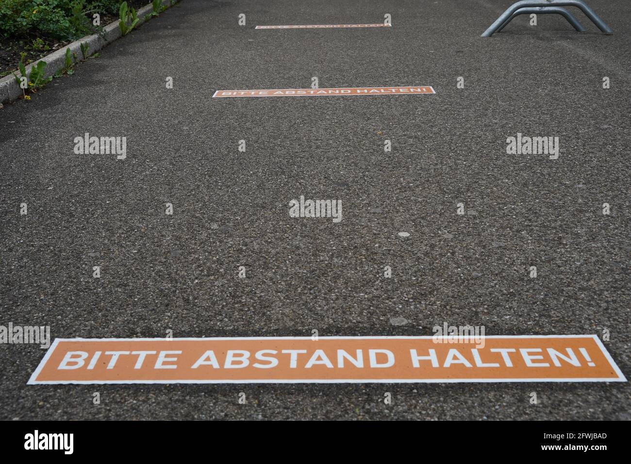 Keep social distance signage hi-res stock photography and images - Alamy