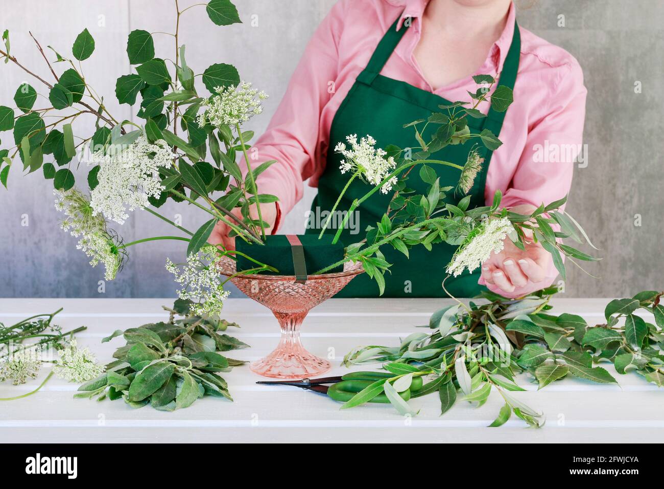 Florist at work: How to make modern table's centerpiece for summer ...