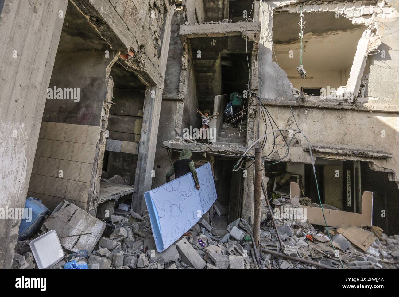 Gaza Palestine 21st May 2021 Palestinians Walk Between The Rubble