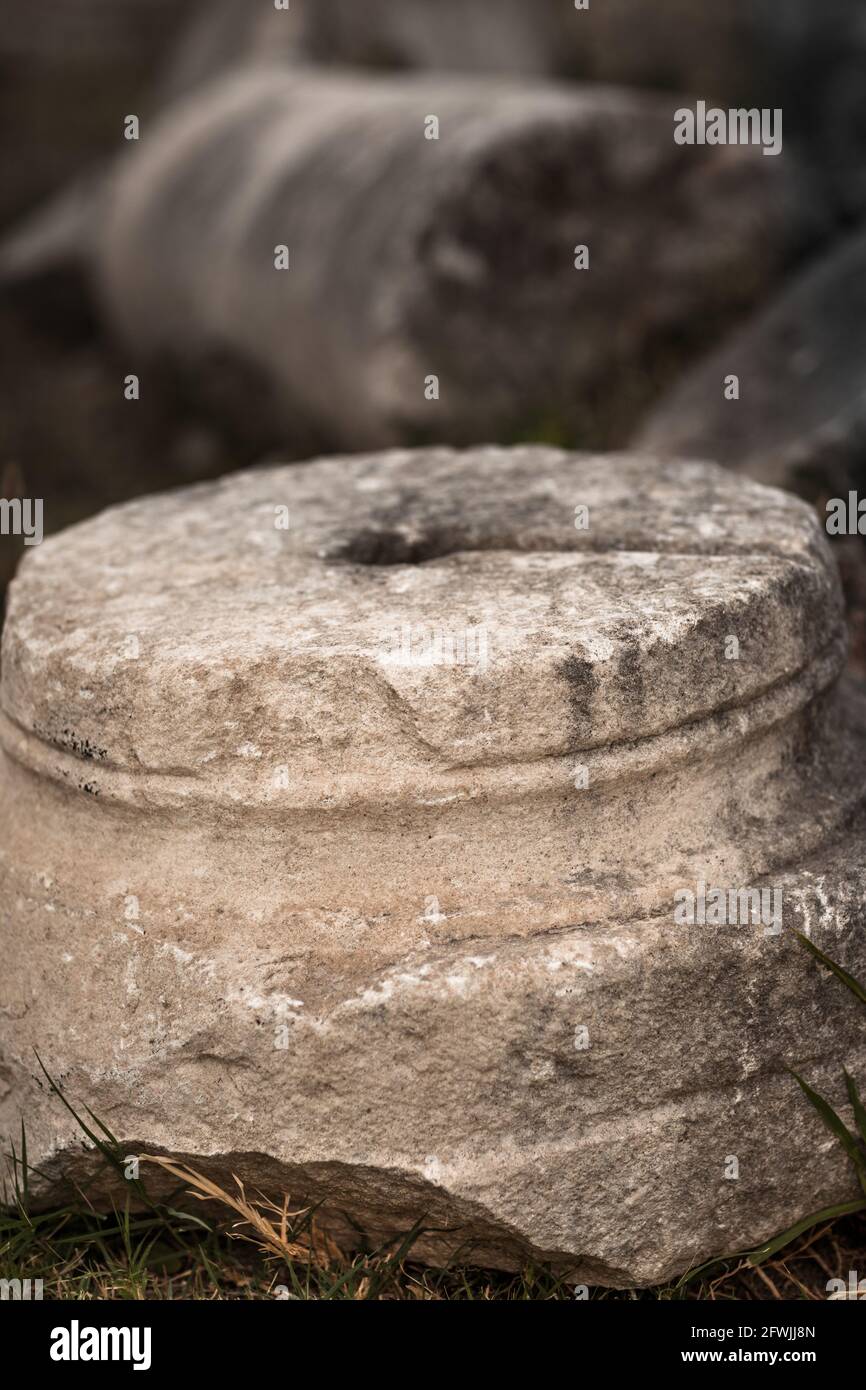 Fallen columns in roman ruins hi-res stock photography and images - Alamy