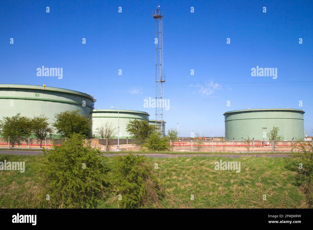 Oil storage facility hi-res stock photography and images - Alamy